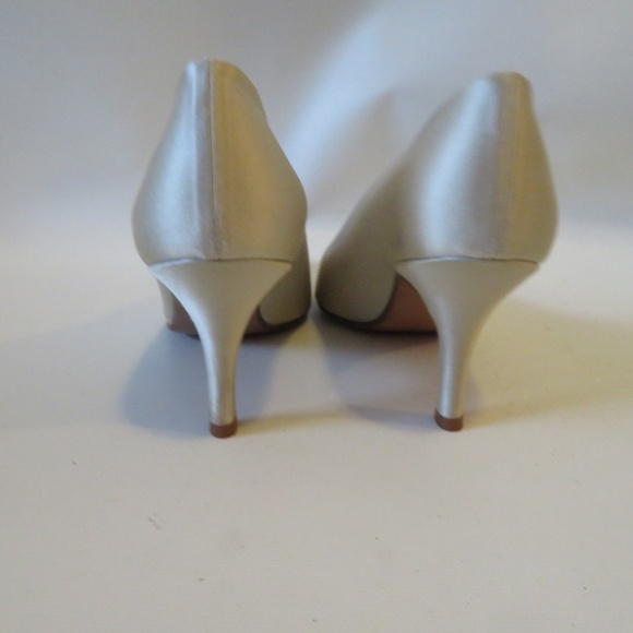 Stuart Weitzman | Shoes | Stuart Weitzman Off White Satin Pumps 75 M ...